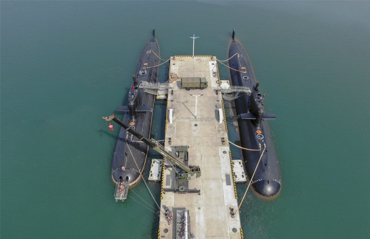 Photo of ammunition being loaded onto submarines of the Northern Fleet ...