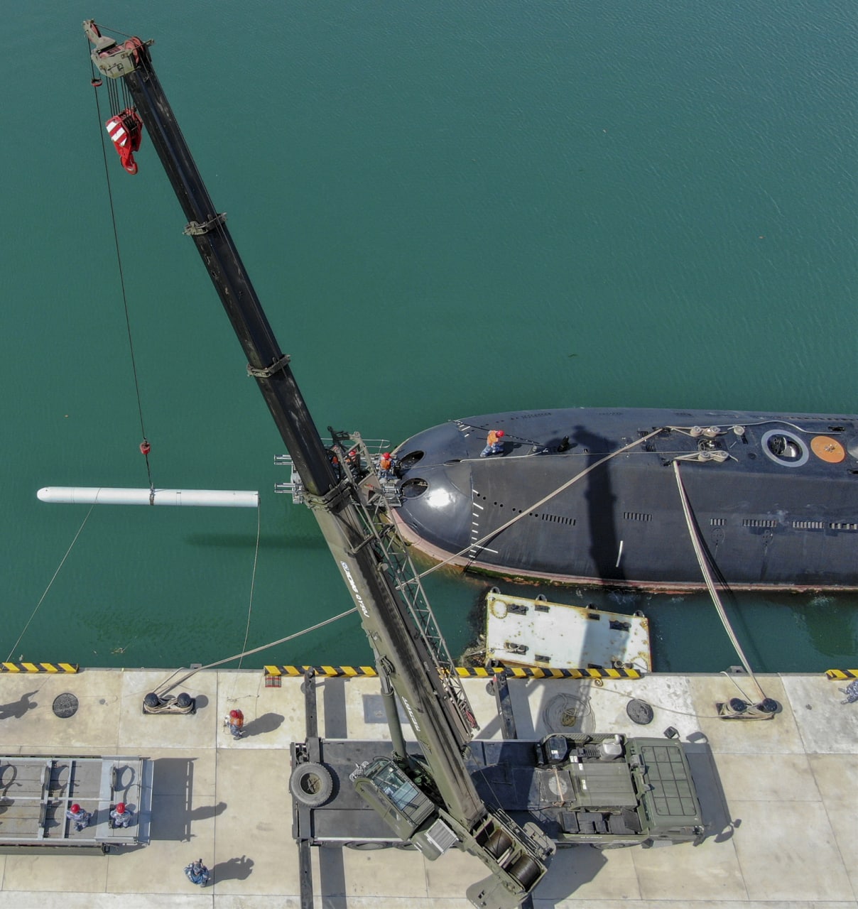 Photo of ammunition being loaded onto submarines of the Northern Fleet ...