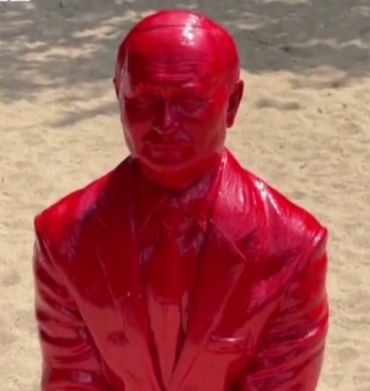 A sculpture of bloody Putin sitting on a tank appeared in New York’s ...